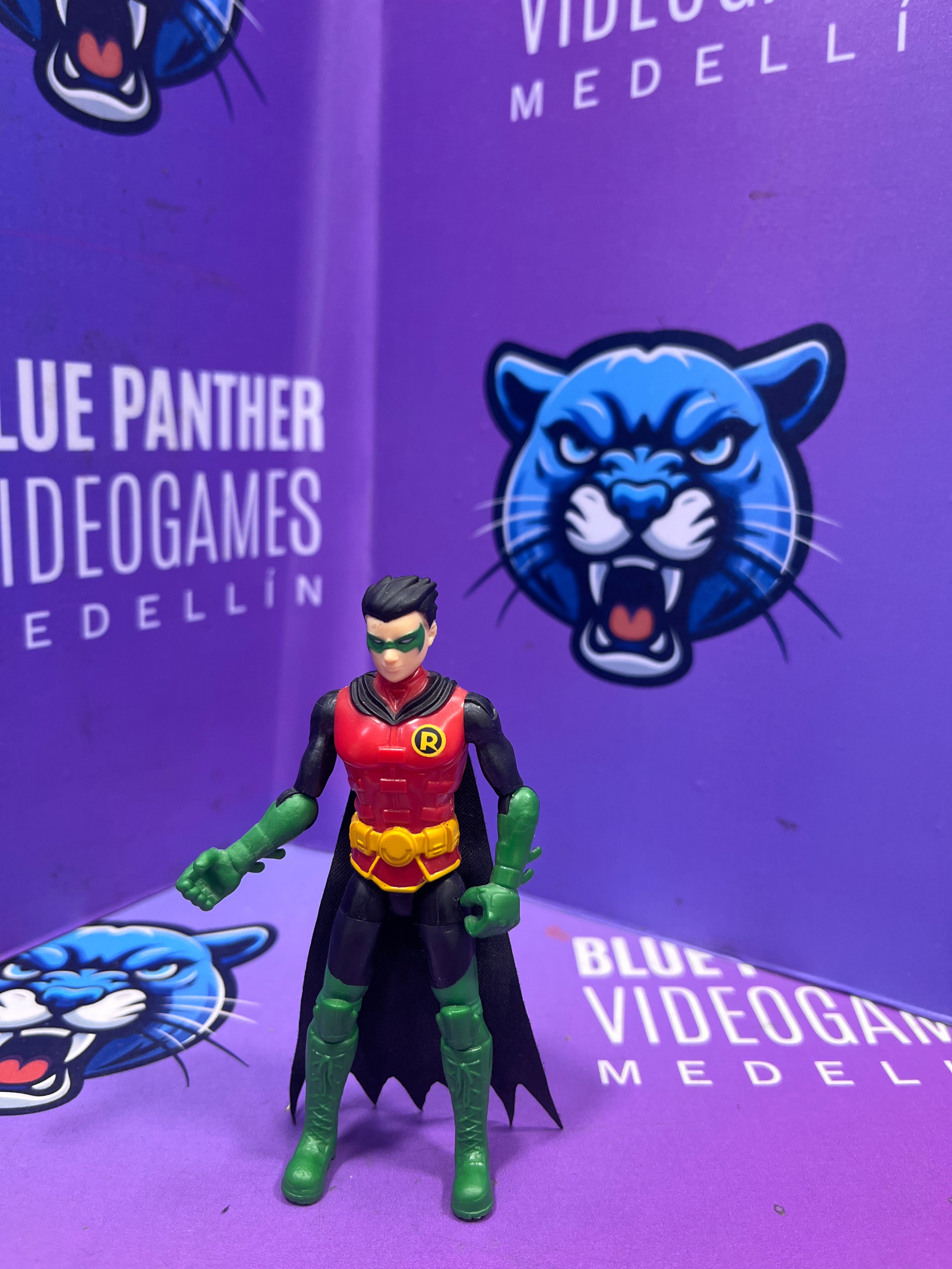 Robin capa negra – bluepanthervideogames