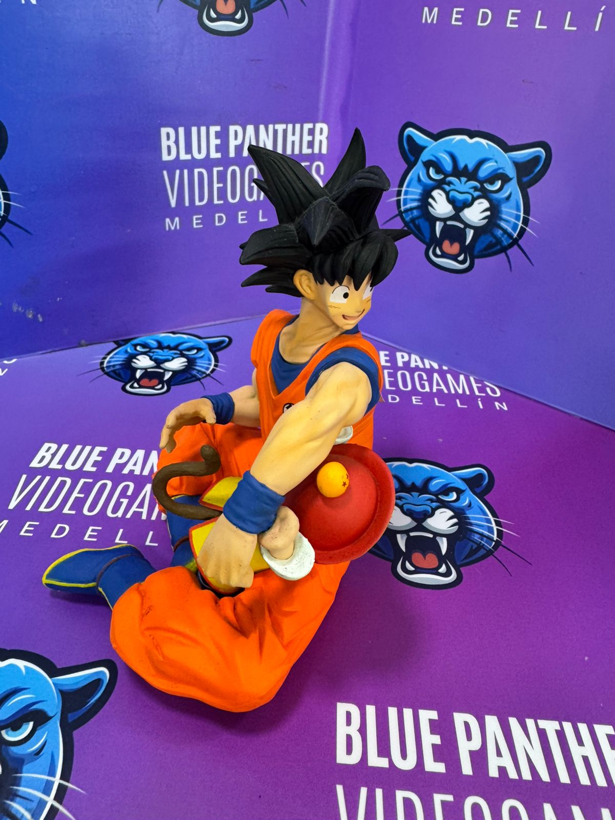 Goku sentado con gohan – bluepanthervideogames